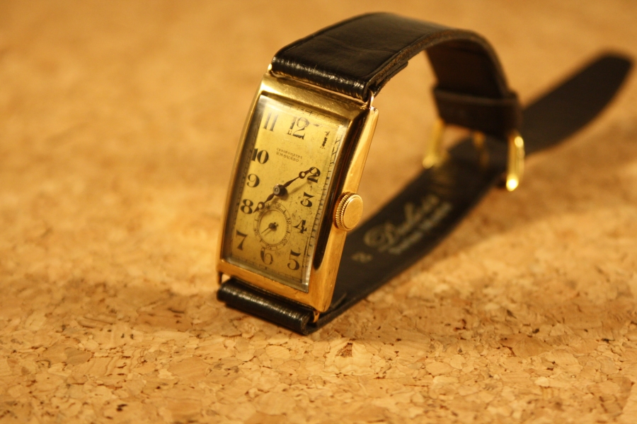 Movado Rectangular 18k gold wristwatch circa 1920's | Vintage Times