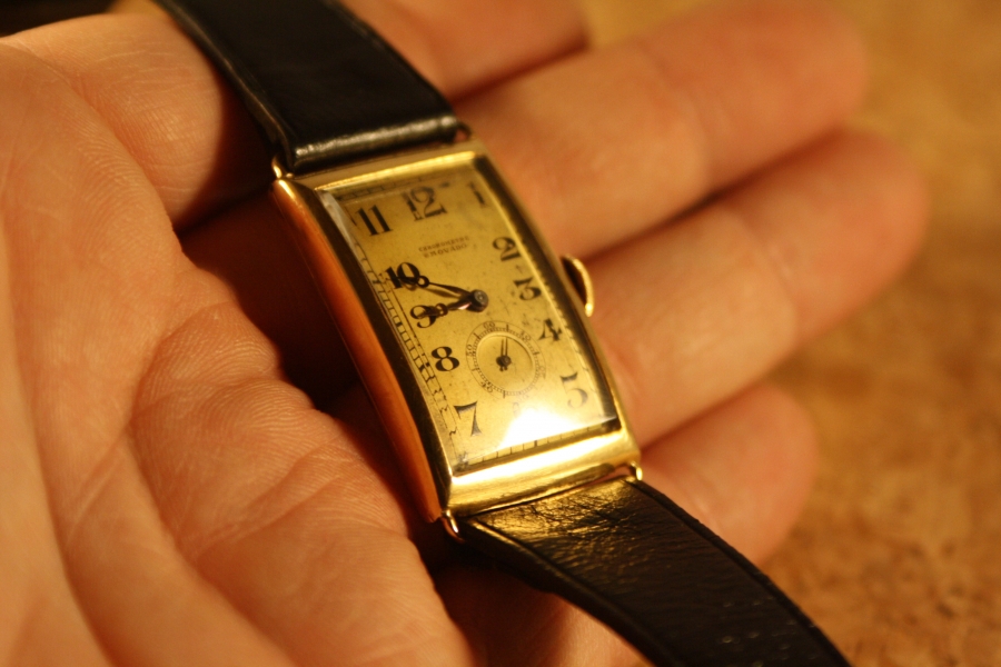 Movado Rectangular 18k gold wristwatch circa 1920's | Vintage Times