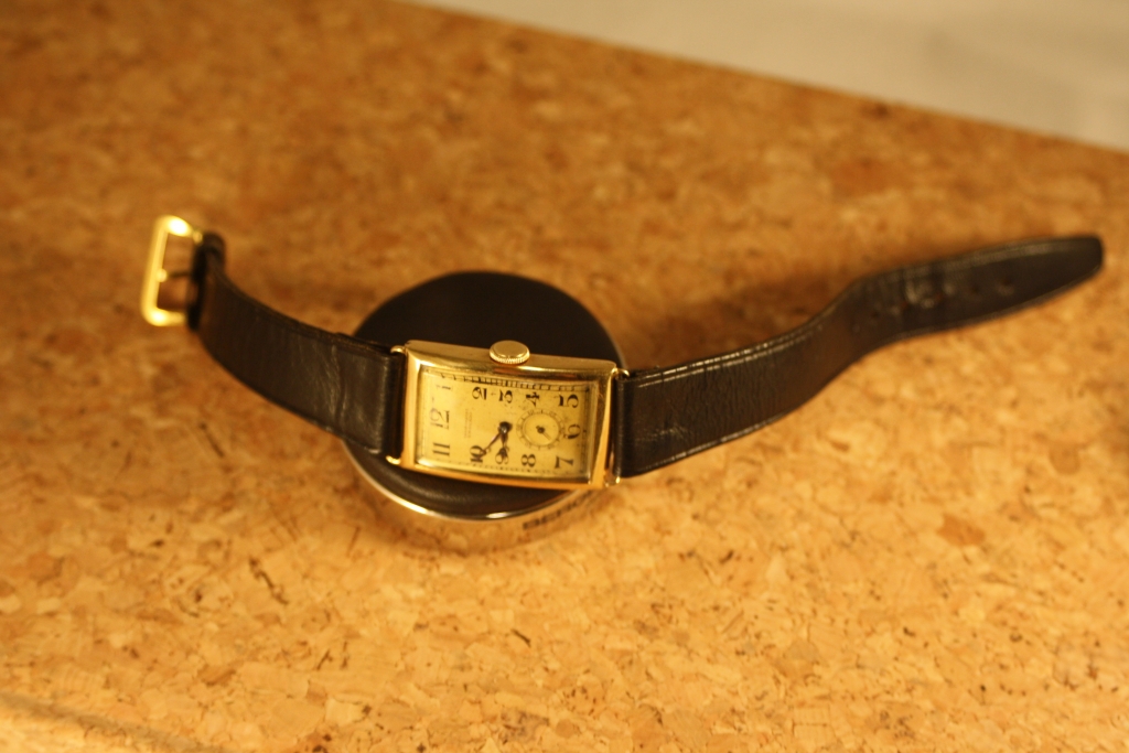 Movado Rectangular 18k gold wristwatch circa 1920's | Vintage Times