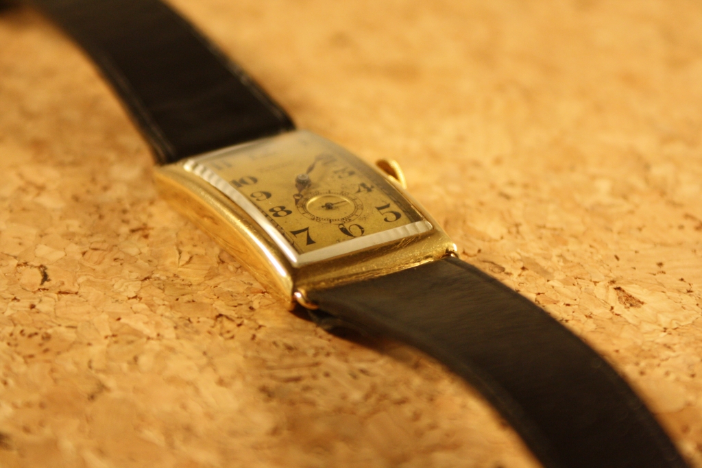 Movado Rectangular 18k gold wristwatch circa 1920's | Vintage Times