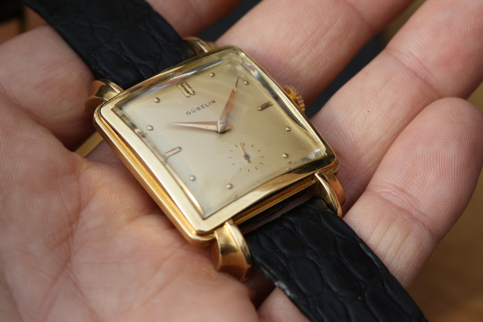 Gubelin 1950's square 'Cioccolatone' in 18k yellow gold - VINTAGE TIMES ...